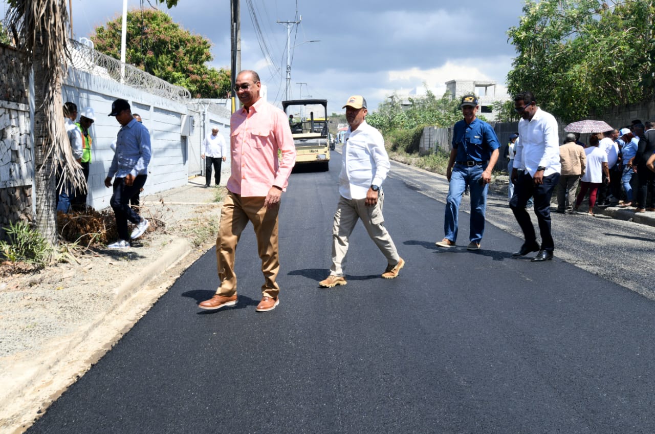 Ministerio de Obras Públicas asfalta calles sectores en Santo Domingo Este | Presidencia de la ...